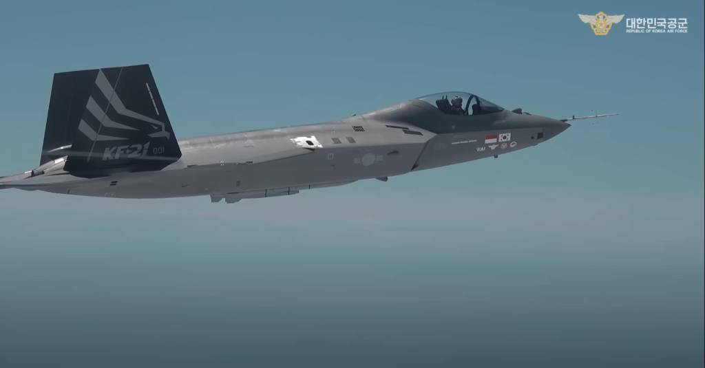 KJCLUB - 国産ステルス戦闘機 KF-21 初公開飛行試験完壁成功. "ランディングギアー" 折って 20分間飛んだ.